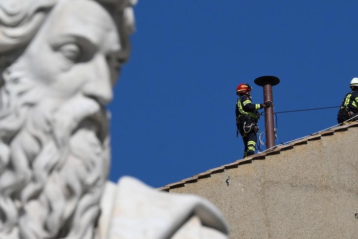 Cónclave para elegir nuevo Papa: el Vaticano ya instaló la chimenea ...